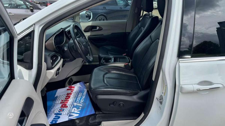 White Chrysler Pacifica 2018 in Ukmerge, with an engine capacity of 3.61 L and mileage of 247 thousand km for 7300 €, photo 15 on AUTOMOTO.COM.LV