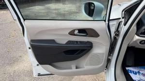 White Chrysler Pacifica 2018 in Ukmerge, with an engine capacity of 3.61 L and mileage of 247 thousand km for 7300 €, photo 16 on AUTOMOTO.COM.LV