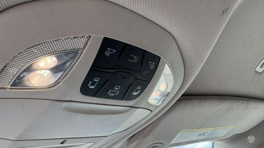 White Chrysler Pacifica 2018 in Ukmerge, with an engine capacity of 3.61 L and mileage of 247 thousand km for 7300 €, photo 17 on AUTOMOTO.COM.LV