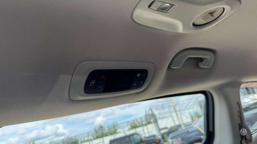 White Chrysler Pacifica 2018 in Ukmerge, with an engine capacity of 3.61 L and mileage of 247 thousand km for 7300 €, photo 18 on AUTOMOTO.COM.LV