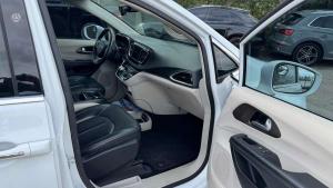 White Chrysler Pacifica 2018 in Ukmerge, with an engine capacity of 3.61 L and mileage of 247 thousand km for 7300 €, photo 19 on AUTOMOTO.COM.LV