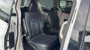 White Chrysler Pacifica 2018 in Ukmerge, with an engine capacity of 3.61 L and mileage of 247 thousand km for 7300 €, photo 20 on AUTOMOTO.COM.LV