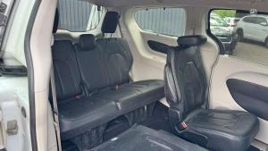 White Chrysler Pacifica 2018 in Ukmerge, with an engine capacity of 3.61 L and mileage of 247 thousand km for 7300 €, photo 21 on AUTOMOTO.COM.LV