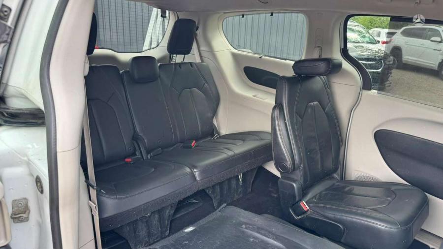 White Chrysler Pacifica 2018 in Ukmerge, with an engine capacity of 3.61 L and mileage of 247 thousand km for 7300 €, photo 21 on AUTOMOTO.COM.LV
