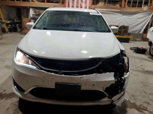 White Chrysler Pacifica 2018 in Kaunas, with an engine capacity of 3.61 L and mileage of 228 thousand km for 9000 €, photo 5 on AUTOMOTO.COM.LV