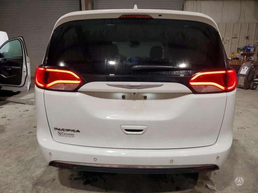 White Chrysler Pacifica 2018 in Kaunas, with an engine capacity of 3.61 L and mileage of 228 thousand km for 9000 €, photo 6 on AUTOMOTO.COM.LV