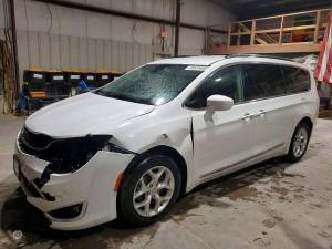 White Chrysler Pacifica 2018 in Kaunas, with an engine capacity of 3.61 L and mileage of 228 thousand km for 9000 €, photo 7 on AUTOMOTO.COM.LV