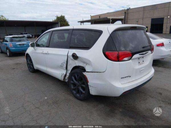 Крайслер Пасифик 2018 в Клайпеда на AUTOMOTO.COM.LV Белый Крайслер Пасифик 2018 в Клайпеда, объемом двигателя 3.61 л и пробегом 154 тыс. км за 3000 €, фото 4 на AUTOMOTO.COM.LV