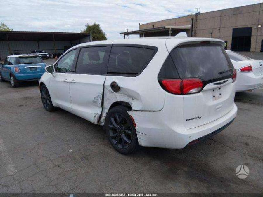 Balts Chrysler Pacifica 2018 Klaipėda, ar dzinēja tilpumu 3.61 L un nobraukumu 154 tūkst. km par 3000 €, foto 4 vietnē AUTOMOTO.COM.LV