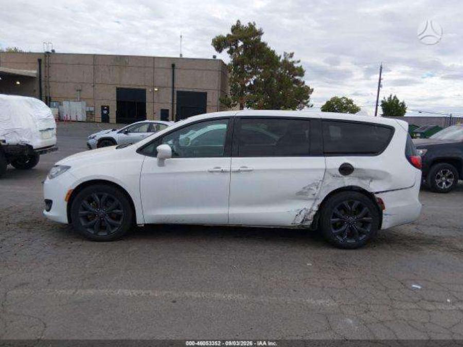 Balts Chrysler Pacifica 2018 Klaipėda, ar dzinēja tilpumu 3.61 L un nobraukumu 154 tūkst. km par 3000 €, foto 16 vietnē AUTOMOTO.COM.LV