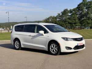 Balts Chrysler Pacifica 2018 Kauņa, ar dzinēja tilpumu 3.61 L un nobraukumu 220 tūkst. km par 14800 €, foto  vietnē AUTOMOTO.COM.LV