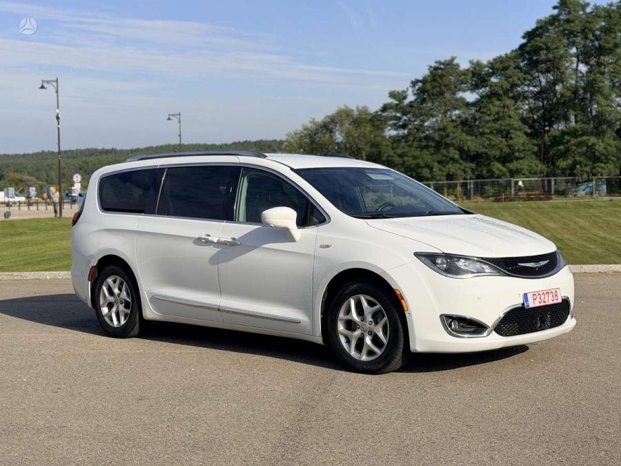 Balts Chrysler Pacifica 2018 Kauņa, ar dzinēja tilpumu 3.61 L un nobraukumu 220 tūkst. km par 14800 €, foto 1 vietnē AUTOMOTO.COM.LV