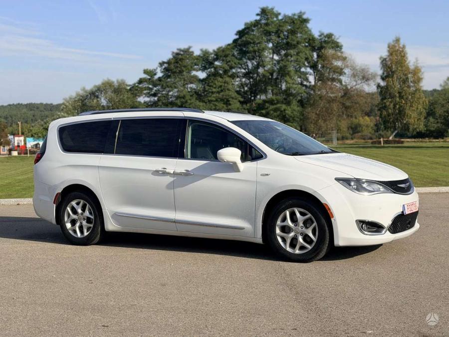 Balts Chrysler Pacifica 2018 Kauņa, ar dzinēja tilpumu 3.61 L un nobraukumu 220 tūkst. km par 14800 €, foto 4 vietnē AUTOMOTO.COM.LV