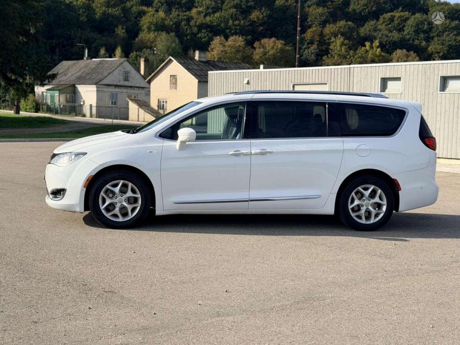Balts Chrysler Pacifica 2018 Kauņa, ar dzinēja tilpumu 3.61 L un nobraukumu 220 tūkst. km par 14800 €, foto 8 vietnē AUTOMOTO.COM.LV
