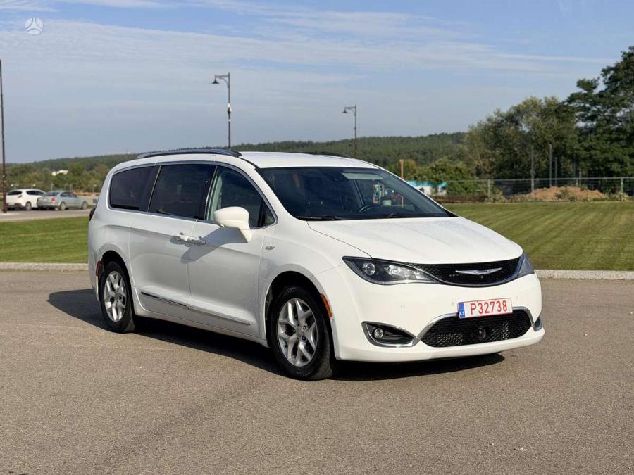 Balts Chrysler Pacifica 2018 Kauņa, ar dzinēja tilpumu 3.61 L un nobraukumu 220 tūkst. km par 14800 €, foto 9 vietnē AUTOMOTO.COM.LV