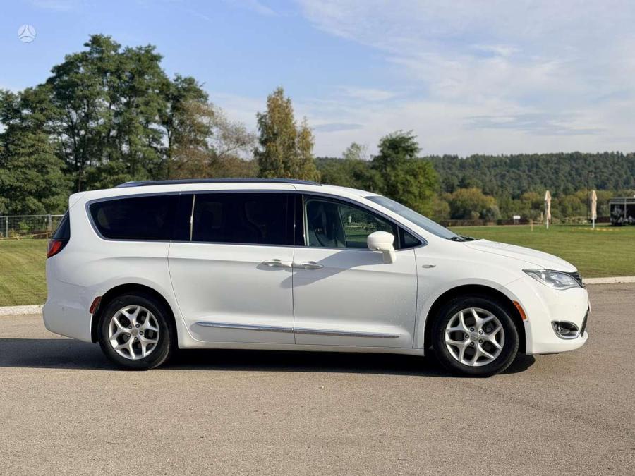 Balts Chrysler Pacifica 2018 Kauņa, ar dzinēja tilpumu 3.61 L un nobraukumu 220 tūkst. km par 14800 €, foto 10 vietnē AUTOMOTO.COM.LV