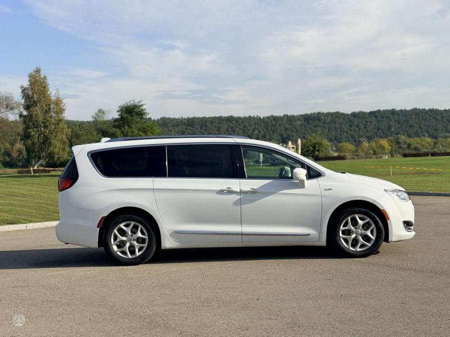 Balts Chrysler Pacifica 2018 Kauņa, ar dzinēja tilpumu 3.61 L un nobraukumu 220 tūkst. km par 14800 €, foto 12 vietnē AUTOMOTO.COM.LV