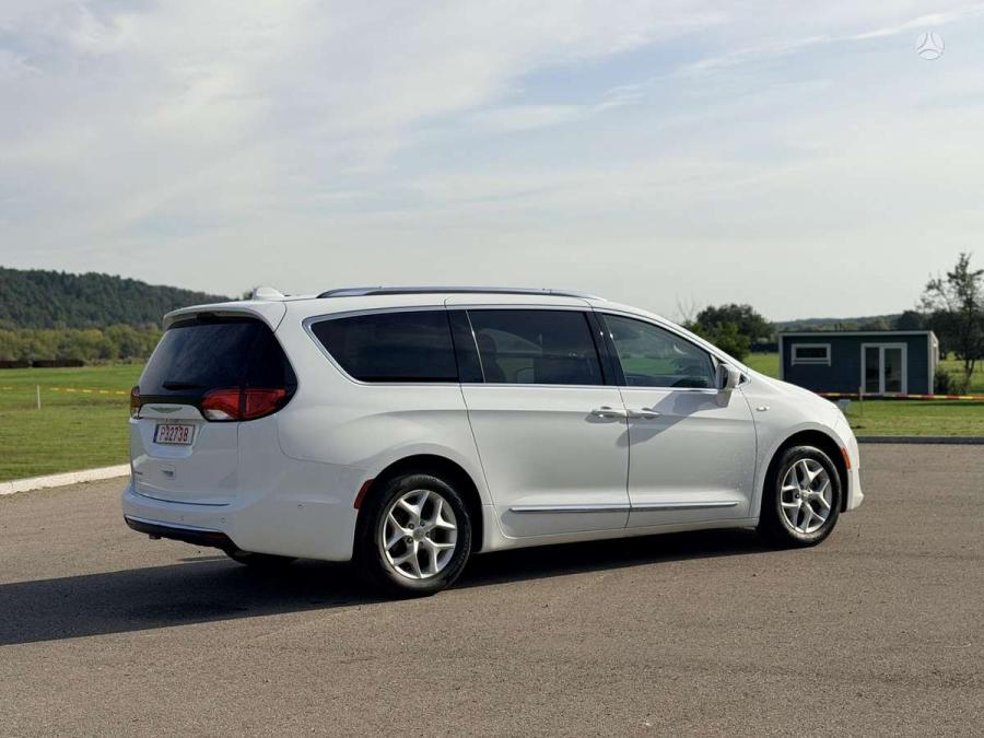 Balts Chrysler Pacifica 2018 Kauņa, ar dzinēja tilpumu 3.61 L un nobraukumu 220 tūkst. km par 14800 €, foto 13 vietnē AUTOMOTO.COM.LV