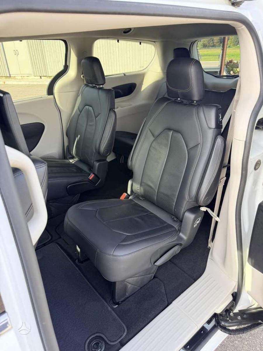 Balts Chrysler Pacifica 2018 Kauņa, ar dzinēja tilpumu 3.61 L un nobraukumu 220 tūkst. km par 14800 €, foto 23 vietnē AUTOMOTO.COM.LV
