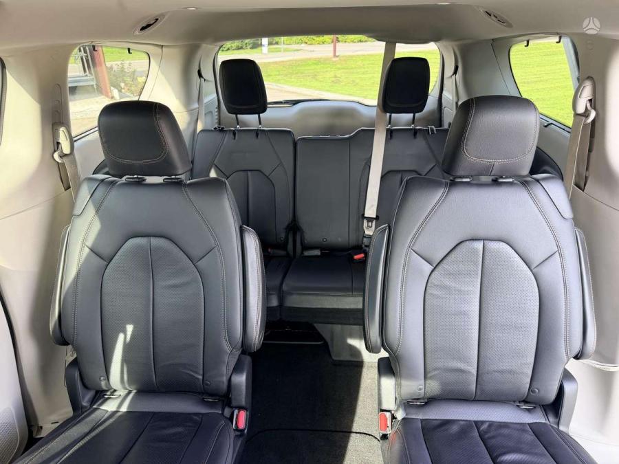 Balts Chrysler Pacifica 2018 Kauņa, ar dzinēja tilpumu 3.61 L un nobraukumu 220 tūkst. km par 14800 €, foto 24 vietnē AUTOMOTO.COM.LV