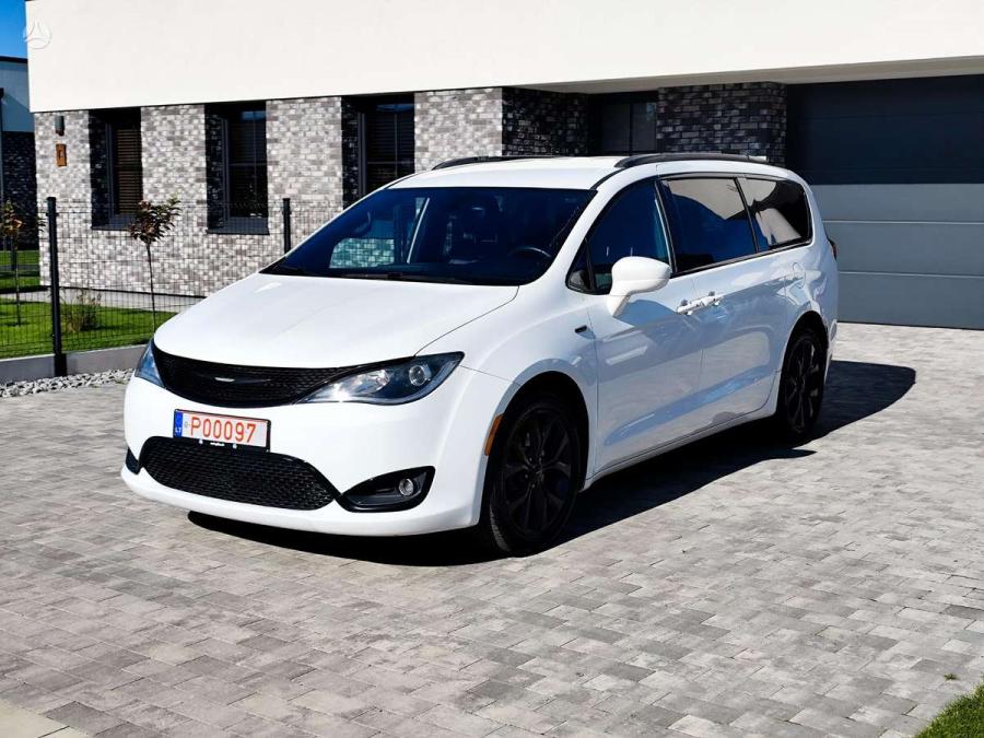 Balts Chrysler Pacifica 2018 Kauņa, ar dzinēja tilpumu 3.61 L un nobraukumu 167 tūkst. km par 14200 €, foto 1 vietnē AUTOMOTO.COM.LV