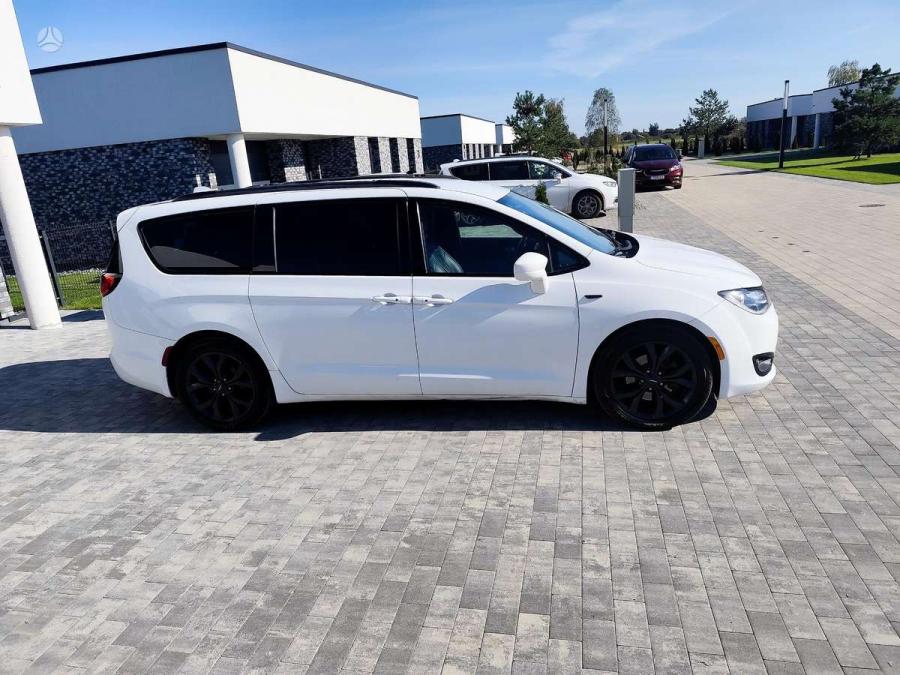 Balts Chrysler Pacifica 2018 Kauņa, ar dzinēja tilpumu 3.61 L un nobraukumu 167 tūkst. km par 14200 €, foto 4 vietnē AUTOMOTO.COM.LV