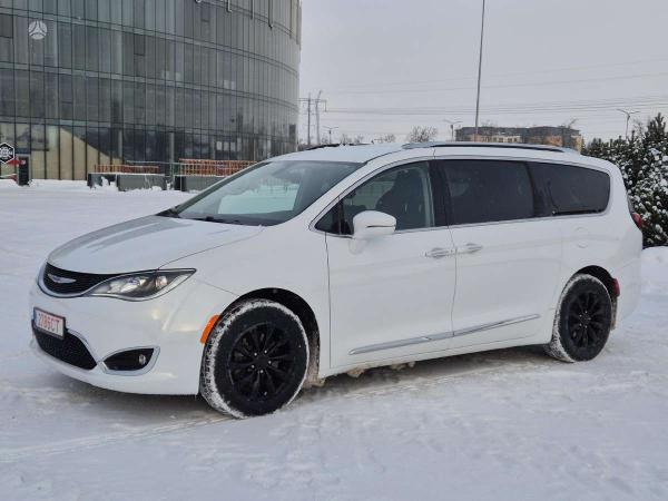 Balts Chrysler Pacifica 2019 Šauļi, ar dzinēja tilpumu 3.61 L un nobraukumu 215 tūkst. km par 14700 €, foto 1 vietnē AUTOMOTO.COM.LV