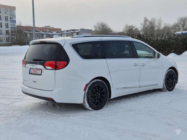 Balts Chrysler Pacifica 2019 Šauļi, ar dzinēja tilpumu 3.61 L un nobraukumu 215 tūkst. km par 14700 €, foto 8 vietnē AUTOMOTO.COM.LV