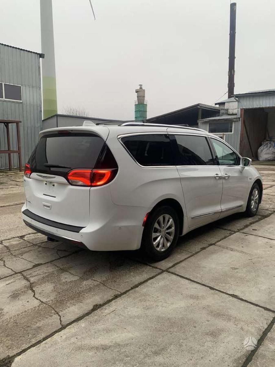White Chrysler Pacifica 2019 in Kretinga, with an engine capacity of 3.61 L and mileage of 255 thousand km for 12990 €, photo 1 on AUTOMOTO.COM.LV