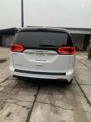 White Chrysler Pacifica 2019 in Kretinga, with an engine capacity of 3.61 L and mileage of 255 thousand km for 12990 €, photo 2 on AUTOMOTO.COM.LV
