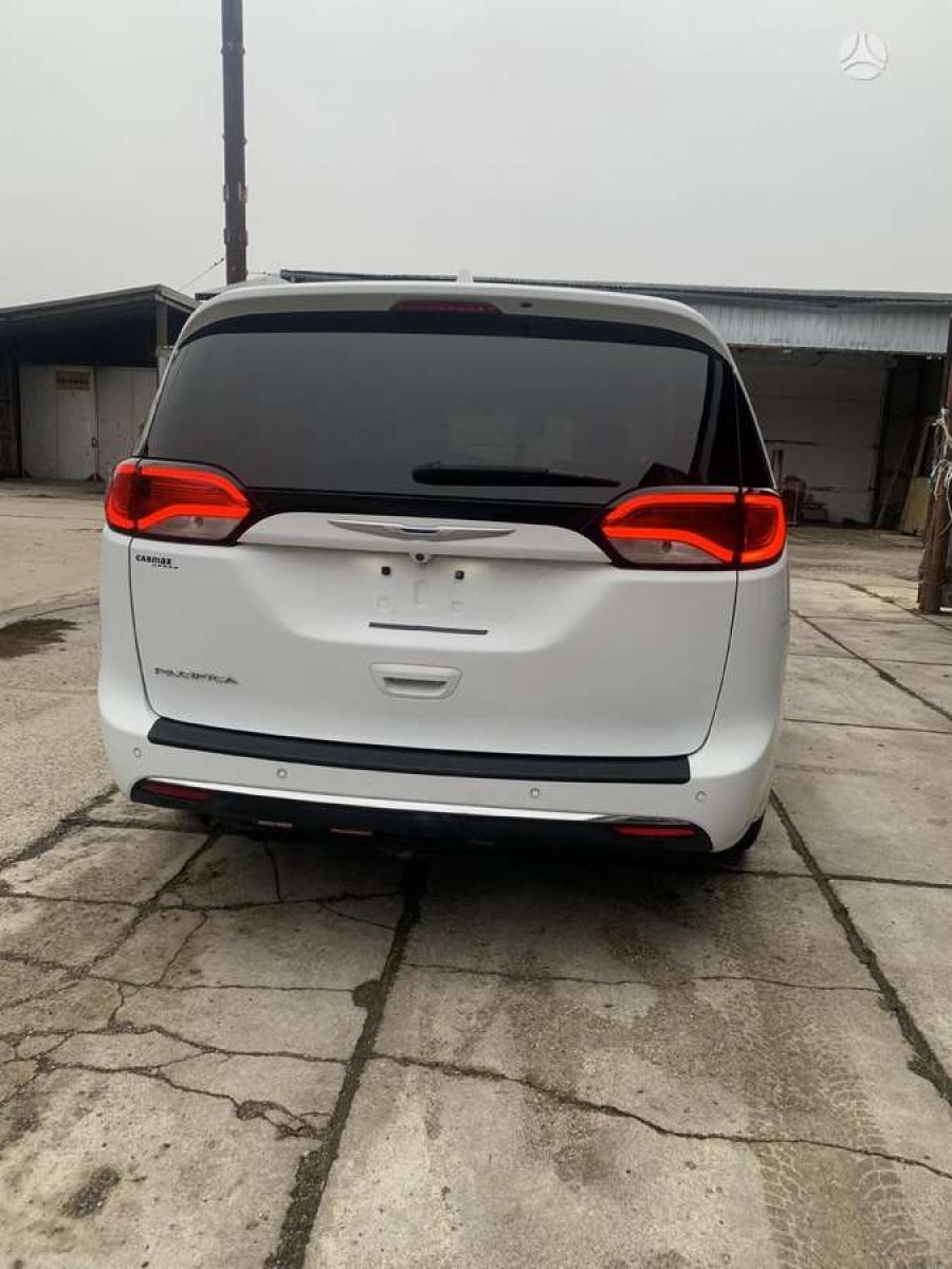 White Chrysler Pacifica 2019 in Kretinga, with an engine capacity of 3.61 L and mileage of 255 thousand km for 12990 €, photo 2 on AUTOMOTO.COM.LV
