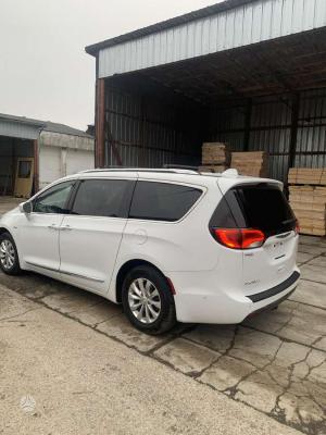 White Chrysler Pacifica 2019 in Kretinga, with an engine capacity of 3.61 L and mileage of 255 thousand km for 12990 €, photo 3 on AUTOMOTO.COM.LV