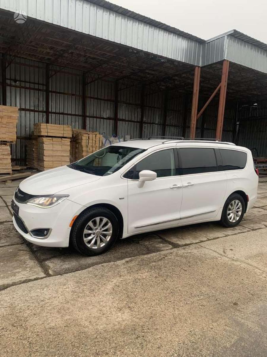 White Chrysler Pacifica 2019 in Kretinga, with an engine capacity of 3.61 L and mileage of 255 thousand km for 12990 €, photo 4 on AUTOMOTO.COM.LV