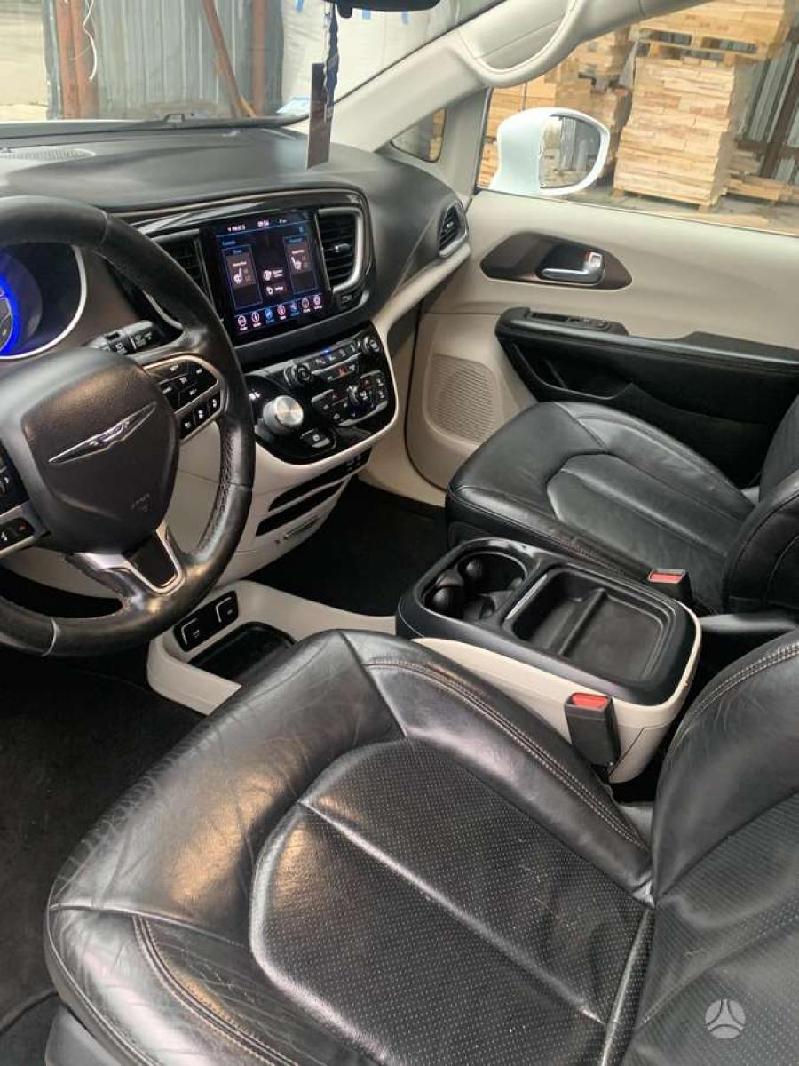 White Chrysler Pacifica 2019 in Kretinga, with an engine capacity of 3.61 L and mileage of 255 thousand km for 12990 €, photo 11 on AUTOMOTO.COM.LV