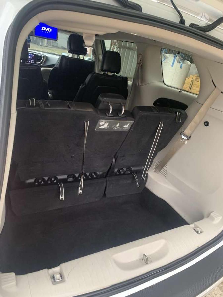 White Chrysler Pacifica 2019 in Kretinga, with an engine capacity of 3.61 L and mileage of 255 thousand km for 12990 €, photo 15 on AUTOMOTO.COM.LV