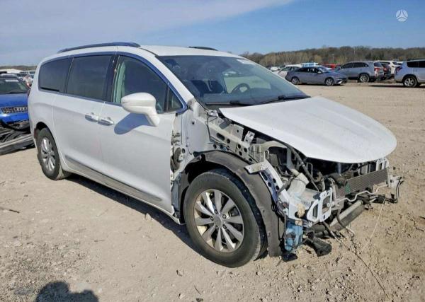 Balts Chrysler Pacifica 2019 Viļņa, ar dzinēja tilpumu 3.61 L un nobraukumu 230 tūkst. km par 7900 €, foto 4 vietnē AUTOMOTO.COM.LV
