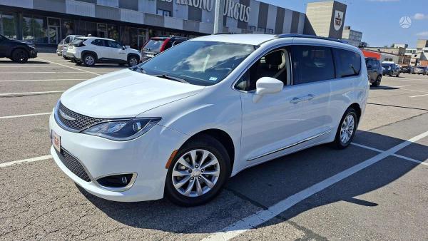 White Chrysler Pacifica 2019 in Kaunas, with an engine capacity of 3.60 L and mileage of 165 thousand km for 14700 €, photo 1 on AUTOMOTO.COM.LV