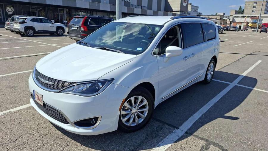White Chrysler Pacifica 2019 in Kaunas, with an engine capacity of 3.60 L and mileage of 165 thousand km for 14700 €, photo 3 on AUTOMOTO.COM.LV