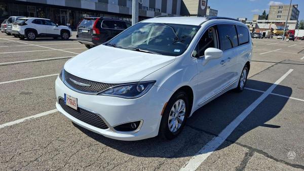 White Chrysler Pacifica 2019 in Kaunas, with an engine capacity of 3.60 L and mileage of 165 thousand km for 14700 €, photo 4 on AUTOMOTO.COM.LV