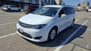 White Chrysler Pacifica 2019 in Kaunas, with an engine capacity of 3.60 L and mileage of 165 thousand km for 14700 €, photo 5 on AUTOMOTO.COM.LV