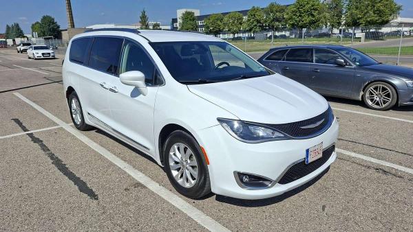 White Chrysler Pacifica 2019 in Kaunas, with an engine capacity of 3.60 L and mileage of 165 thousand km for 14700 €, photo 6 on AUTOMOTO.COM.LV