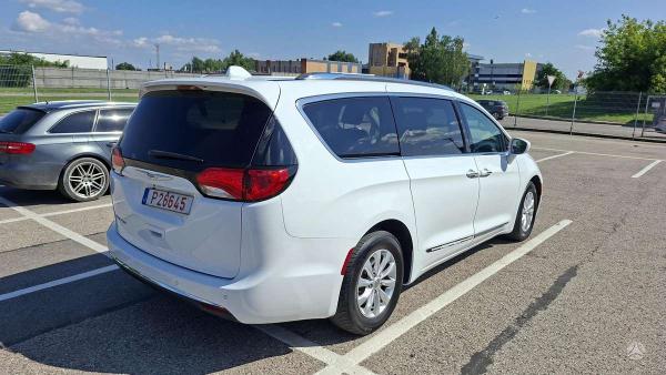 White Chrysler Pacifica 2019 in Kaunas, with an engine capacity of 3.60 L and mileage of 165 thousand km for 14700 €, photo 7 on AUTOMOTO.COM.LV