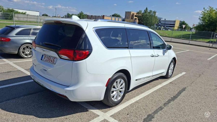 White Chrysler Pacifica 2019 in Kaunas, with an engine capacity of 3.60 L and mileage of 165 thousand km for 14700 €, photo 9 on AUTOMOTO.COM.LV