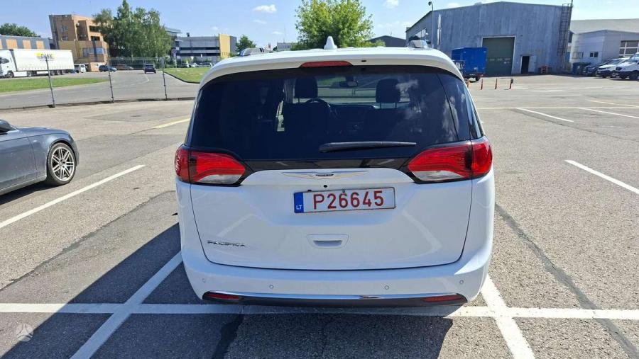 White Chrysler Pacifica 2019 in Kaunas, with an engine capacity of 3.60 L and mileage of 165 thousand km for 14700 €, photo 10 on AUTOMOTO.COM.LV