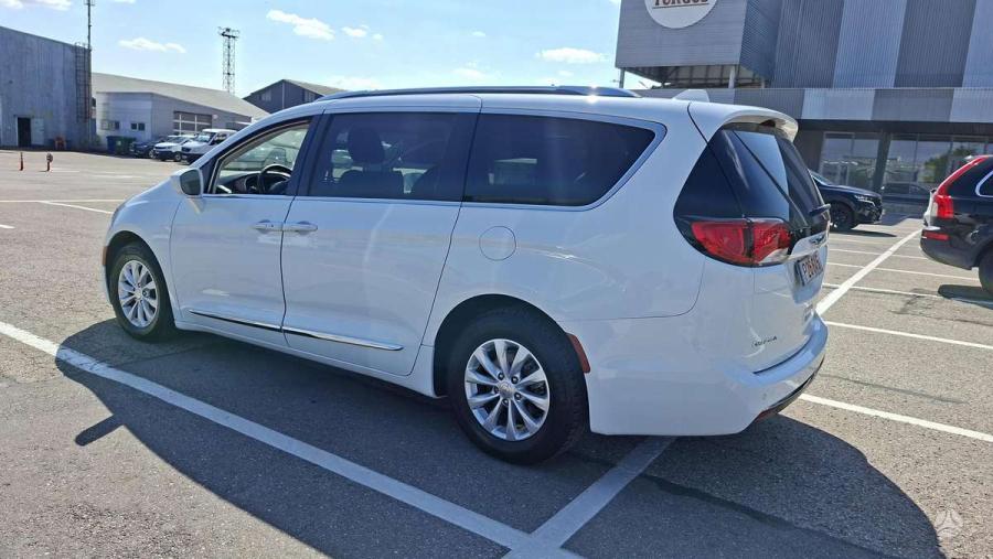 White Chrysler Pacifica 2019 in Kaunas, with an engine capacity of 3.60 L and mileage of 165 thousand km for 14700 €, photo 12 on AUTOMOTO.COM.LV