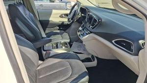 White Chrysler Pacifica 2019 in Kaunas, with an engine capacity of 3.60 L and mileage of 165 thousand km for 14700 €, photo 13 on AUTOMOTO.COM.LV