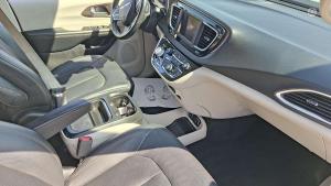 White Chrysler Pacifica 2019 in Kaunas, with an engine capacity of 3.60 L and mileage of 165 thousand km for 14700 €, photo 14 on AUTOMOTO.COM.LV
