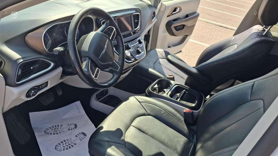White Chrysler Pacifica 2019 in Kaunas, with an engine capacity of 3.60 L and mileage of 165 thousand km for 14700 €, photo 15 on AUTOMOTO.COM.LV