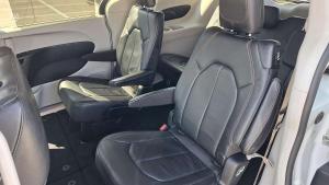 White Chrysler Pacifica 2019 in Kaunas, with an engine capacity of 3.60 L and mileage of 165 thousand km for 14700 €, photo 16 on AUTOMOTO.COM.LV
