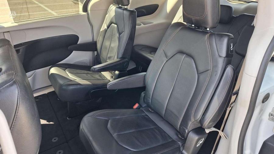 White Chrysler Pacifica 2019 in Kaunas, with an engine capacity of 3.60 L and mileage of 165 thousand km for 14700 €, photo 16 on AUTOMOTO.COM.LV